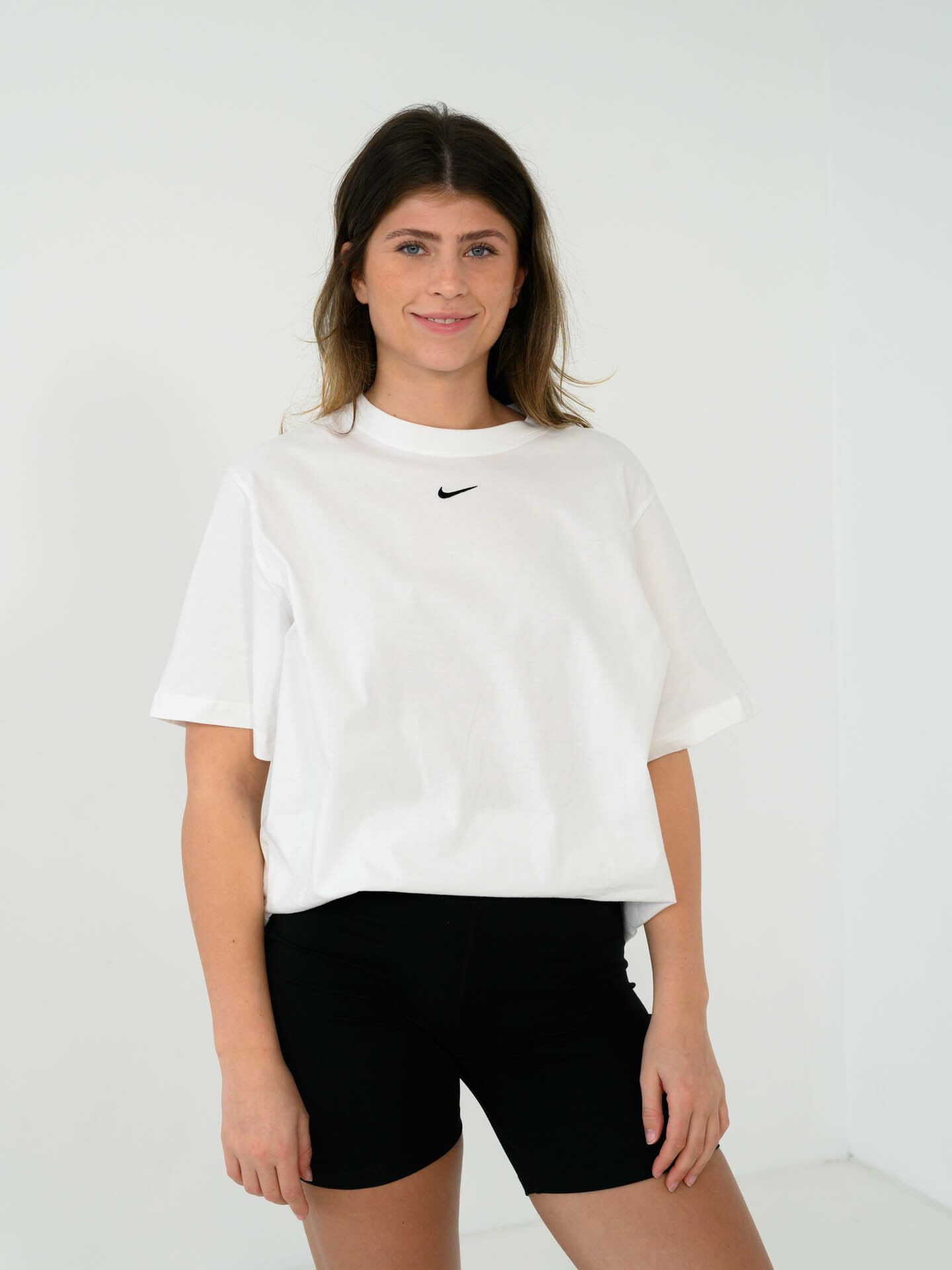Nike Sportswear Essential LBR Tee - Hvit | Getinspired.no